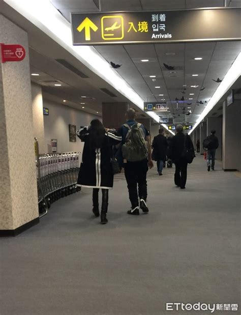 獨／直擊！蔣友柏與特助莊涵雲一起回台 同穿黑色系超有默契 Ettoday星光雲 Ettoday新聞雲