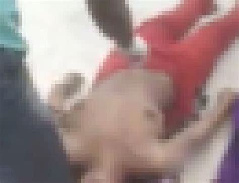 【閲覧注意】上半身裸の女の子を取り囲んで行われた事…野外でこれはアカンやろ… ポッカキットポッカキット