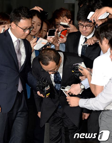 다시 고개 숙인 전재국 씨 뉴스1