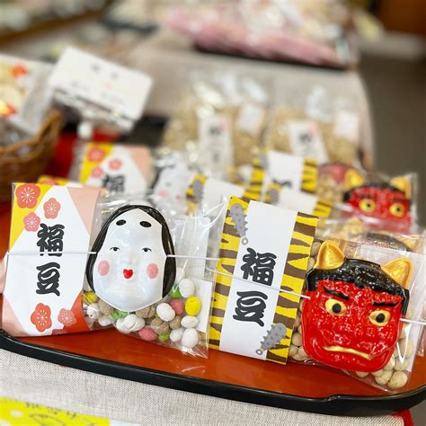 兎月園和カフェ🍵創業89年の和菓子屋🍡三島市 豊臣秀吉がお茶の席にて大いに気に入り【うぐいす餅】と名付けたとされている和菓子🍡 餡を求肥で包み、鶯に見立て青きな粉をまぶしました😊