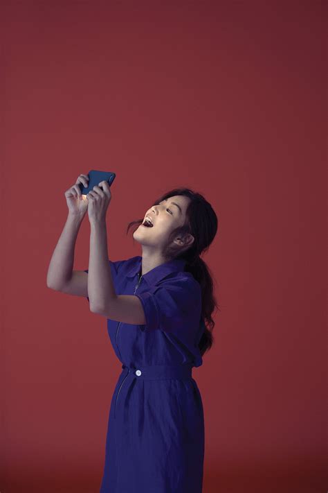 卫诗雅杂志大片曝光 拒做低头族