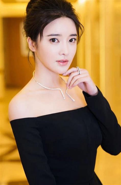 演员张璇，时尚百变气质端庄，好身材令人羡慕！