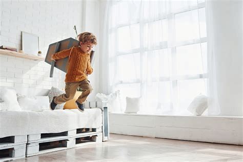 실내 장난감 비행기와 함께 실행 복고풍 파일럿 유니폼을 입은 어린 소년 아이에 대한 스톡 사진 및 기타 이미지 아이 4 5세 가정 생활 Istock