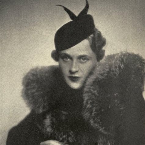 Klobúky Na čaj S Kráľovnou Stratený Príbeh Modistky Marie Tombo Forbes