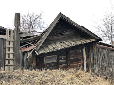 Vieille Cabane En Bois Branlante Avec Fenêtres Fermées Photo Premium