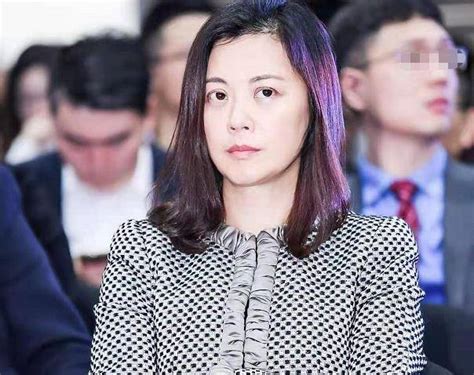 前电视主持人姜丰晒儿女，与富豪分手仍潇洒，国外豪宅自带泳池生活照片家人