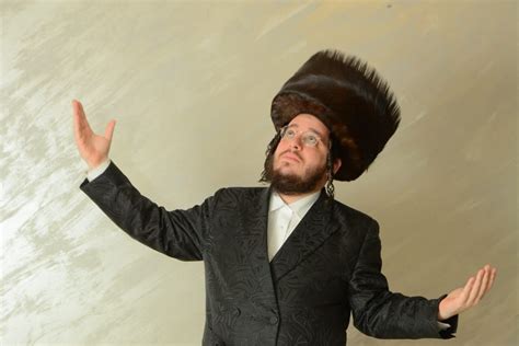 בעל המנגן אלי וויס שר יחד עם מקהלת ויזניץ את ויאתיו • צפו חרדים10