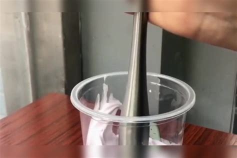 原来冰激凌也可以这么漂亮,制作过程中步骤这么多,一定卖的很贵吧! 原来冰激凌也可以这么漂亮,制作过程中步骤这么多,一定卖的很贵吧!
