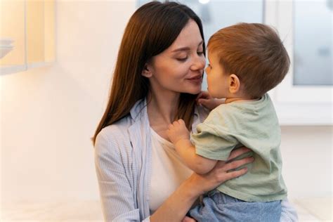 Bebê Dando Seus Primeiros Passos Foto Grátis