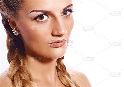 美丽的女人，梳着辫子