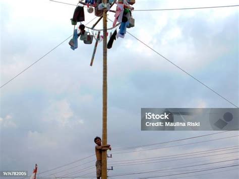 Turnamen Panjat Pinang Atau Panjat Panjat Tiang Licin Untuk Merayakan Hari Kemerdekaan Indonesia