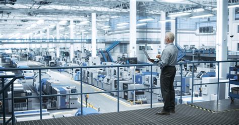 전자 공장에서 랩톱 컴퓨터를 사용하여 플랫폼에 서 있는 선임 엔지니어 기계는 유지 보수 중이며 전문가는 온라인 소프트웨어를 통해 진행 상황을 모니터링합니다 Stem 주제에