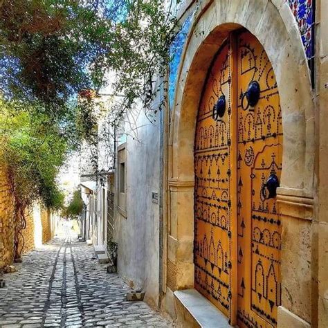 تونس شوارع تقليدية مع أبواب خشبية وحصى