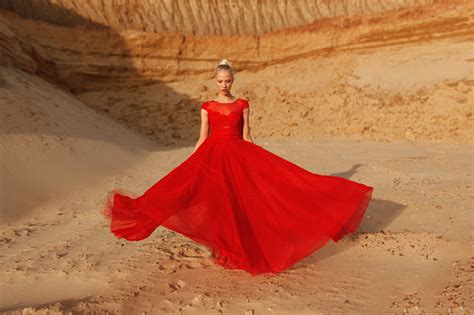 화려한 젊은 여성의 전체 길이 이미지는 일몰에 사막에서 포즈 긴 빨간 드레스를 착용합니다 뷰티 콘텐츠 빨강에 대한 스톡 사진 및 기타 이미지 Istock