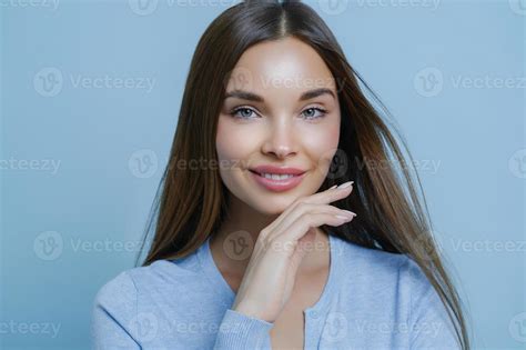 Seductora Modelo Europea Despreocupada Toca La L Nea De La Mand Bula