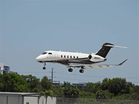 690 Bombardier Aerospace Foto Foto Stok Potret And Gambar Bebas