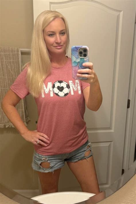 19 Stylish Soccer Mom Outfits That Are Comfy And Cute