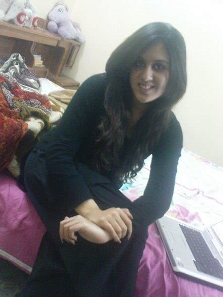 Aamna Khan Beautiful Pakistani Girl From Karachi Gixmi
