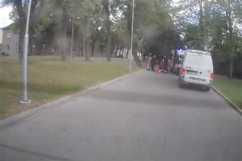 „kryžium Kelyje Gulintis Vyras Sukėlė Tarnybas Ant Kojų Promilės Buvo