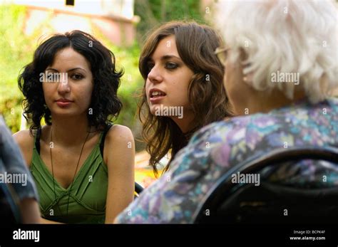 Junge Türkische Mädchen Im Café Im Freien Stockfotografie Alamy