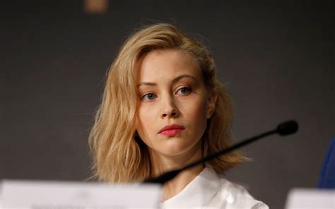 Sarah Gadon Hd Wallpaper Stunning Blonde Canadian Actress With Blue Eyes