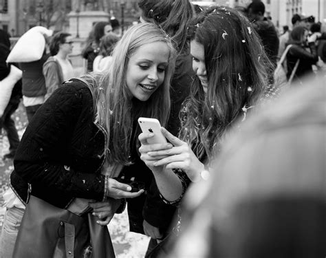 배경 화면 화이트 검은 단색화 시티 건축물 애정 사진술 영국 니콘 생명 행복 검정색과 흰색 여행 소녀