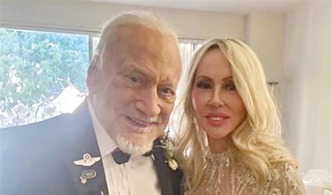 שמח עד הירח האסטרונאוט לשעבר באז אולדרין התחתן עם חברתו מעריב