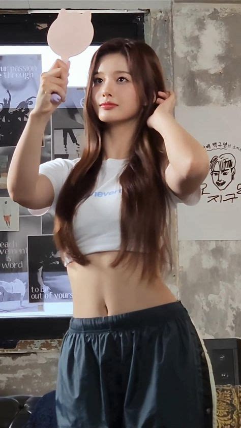 설윤에 있는 Derek Seong님의 핀 몸매좋은 여자 연예인 사진 유명인