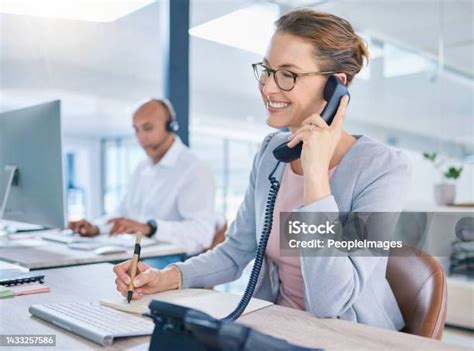 콜센터 운영자 마케팅 에이전트 및 영업 컨설턴트 네트워킹 전화 통화 및 컨설팅 친절한 비서 비즈니스 여성 및 지원 헬프 데스크 고객 서비스를위한 메모 작성 콜 센터에 대한