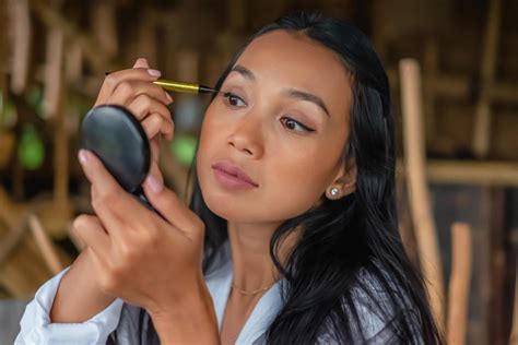 The Best Eye Makeup For Travelers Money Down
