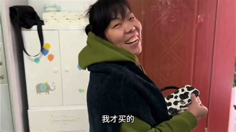 儿媳妇收拾房间一堆旧衣服，过时了想丢掉婆婆妈却舍不得 Youtube