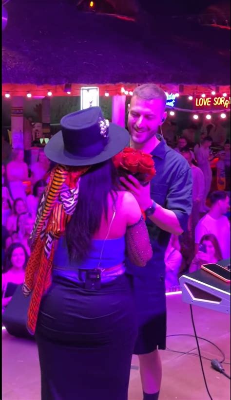 Oana Radu Surprinsă în Timp Ce Se Sărută Cu Un Bărbat Pe Scenă în