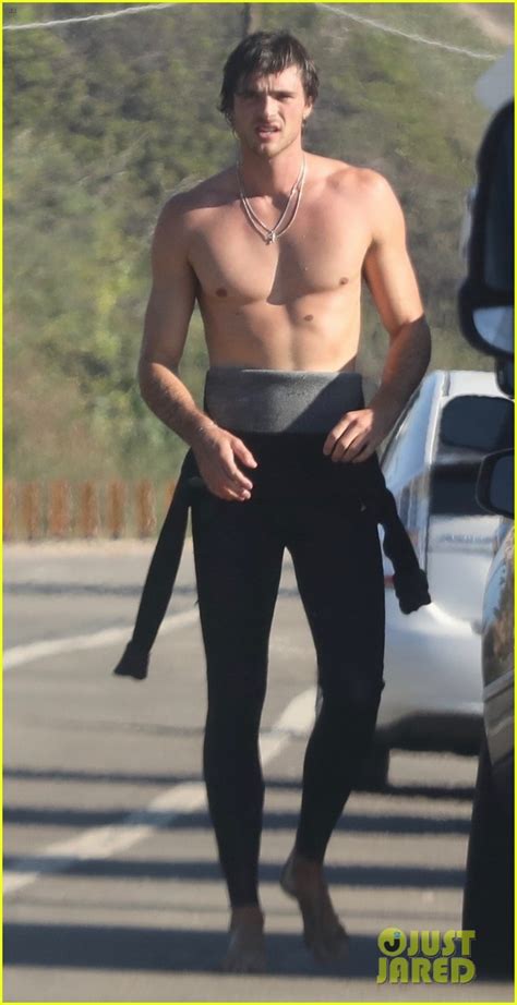 Jacob Elordi Is Showing Off His Abs While At The Beach In Malibu