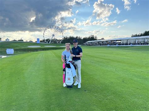 Daniëlle Huizing Vertelt Over Haar Leven Als Caddie Op De Dp World Tour Aan De Zijde Van Haar