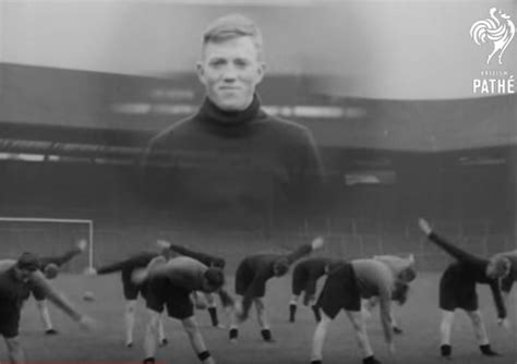 Alfred Stubbins 1919 2002 De Voetballer Die Op De Hoes Van De Beatles Lp ‘sgt Peppers