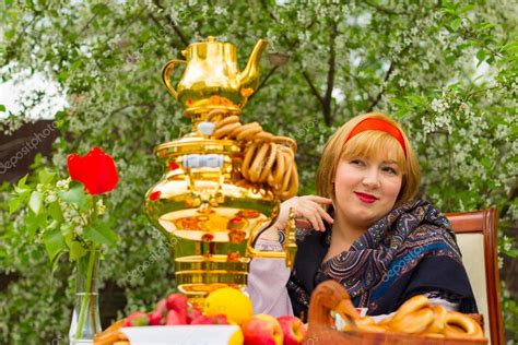 Hermosa Chica Rusa Con Una Curvilínea Rosada Y Feliz Sentada 2022