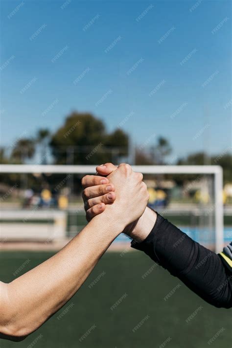 Jogadores De Futebol Que Agitam As Mãos Foto Grátis