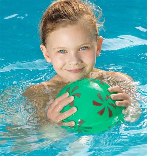 Blondes Mädchen Im Poolporträt Stockbild Bild Von Lang Freizeit