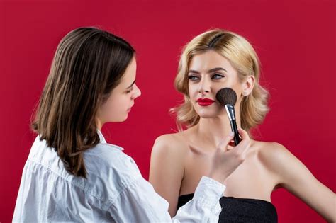 Maquilladora Trabajando Con Pincel En La Cara De La Modelo Aplicando