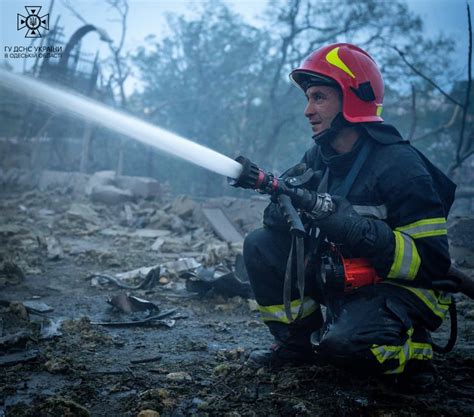 Рятувальники оприлюднили світлини ліквідації наслідків ворожого обстрілу Одеси Читайте на Ukr Net