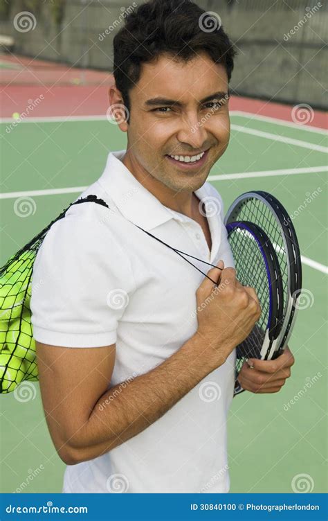 Uomo Con La Racchetta Di Tennis E Palle Sul Ritratto Del Campo Da