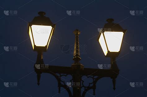 傍晚公园里的灯光