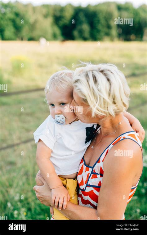 Mere Fils Sembrassent Banque De Photographies Et Dimages à Haute Résolution Page 3 Alamy
