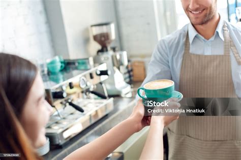 커피 열정 젊은 바리스타 에 커피 숍 서빙 컵 의 뜨거운 라떼 에 여자 미소 행복 기술에 대한 스톡 사진 및 기타 이미지 기술 기업가 기포 음료 Istock