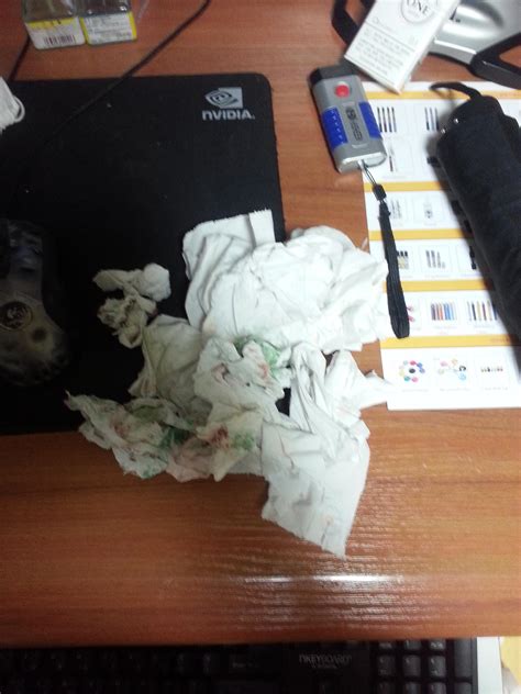 는 에어브러쉬 청소하고 나온 휴지들