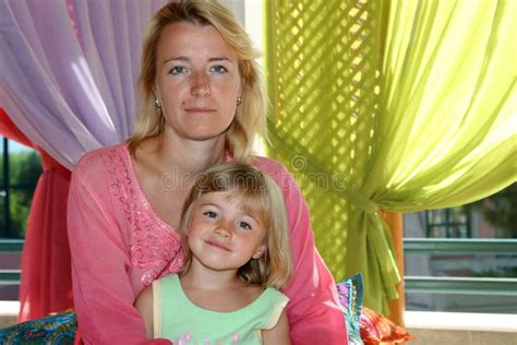 Mama Mit Der Tochter Stockbild Bild Von Erregt Lebensstil 3243883