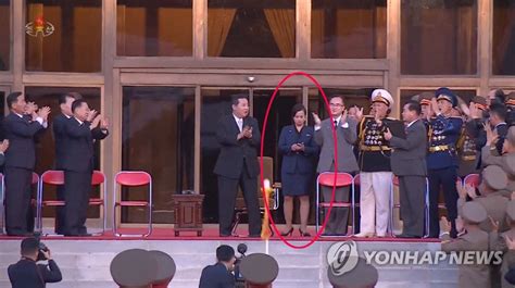 북한 국방발전전람회에서 김정은 수행하며 휴대폰 보는 현송월 연합뉴스