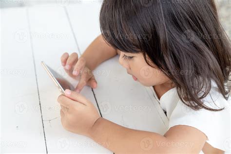 Chica Asiática Jugando Smartphone En La Mesa Viendo El Teléfono