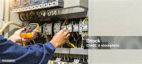 전기 엔지니어 작업 테스터는 전기 캐비닛 제어에서 전력 라인의 전압과 전류를 측정합니다 Stem 주제에 대한 스톡 사진 및 기타 이미지 Stem 주제 건강 진단 건강