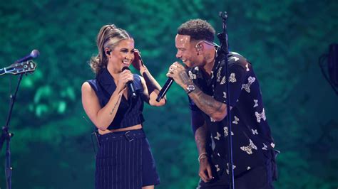 Kane Brown Katelyn Brown Unveil Behind The Scenes Glimpse Of Steamy